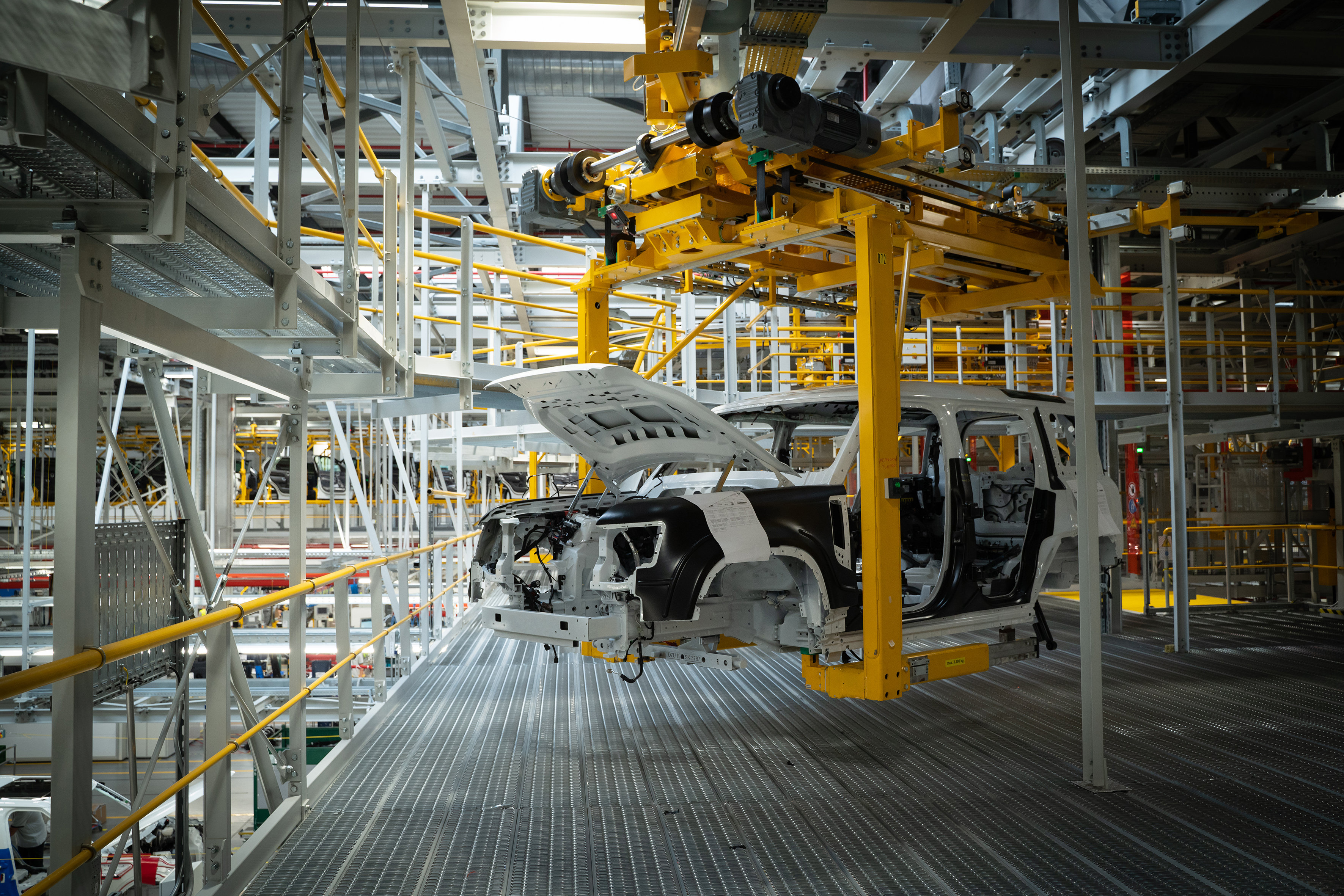 MANUFACTURING: THE NEW LAND ROVER DEFENDER | Land Rover International ...
