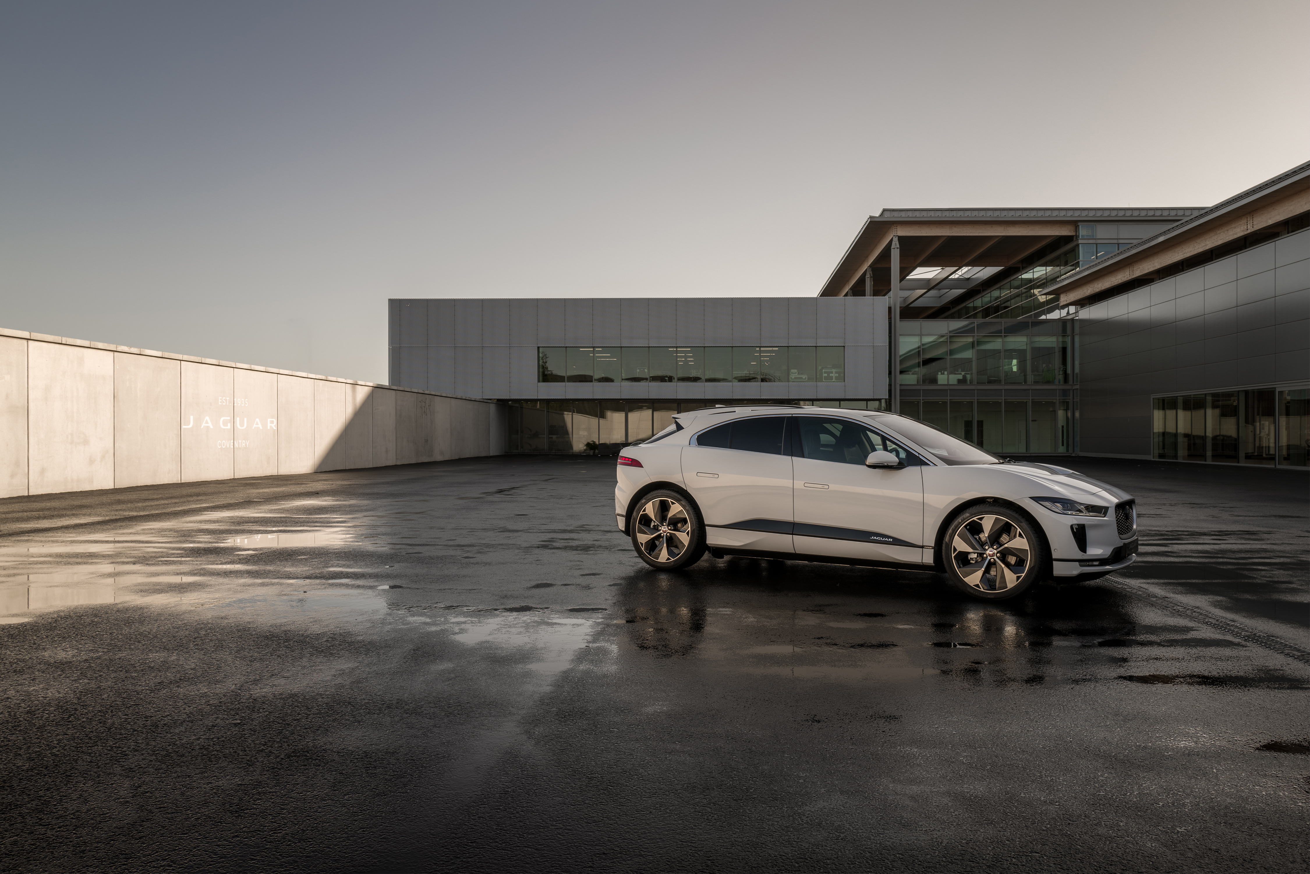 NEW JAGUAR DESIGN STUDIO: JAGUAR OPENS THE DOORS TO ITS HEART AND ...