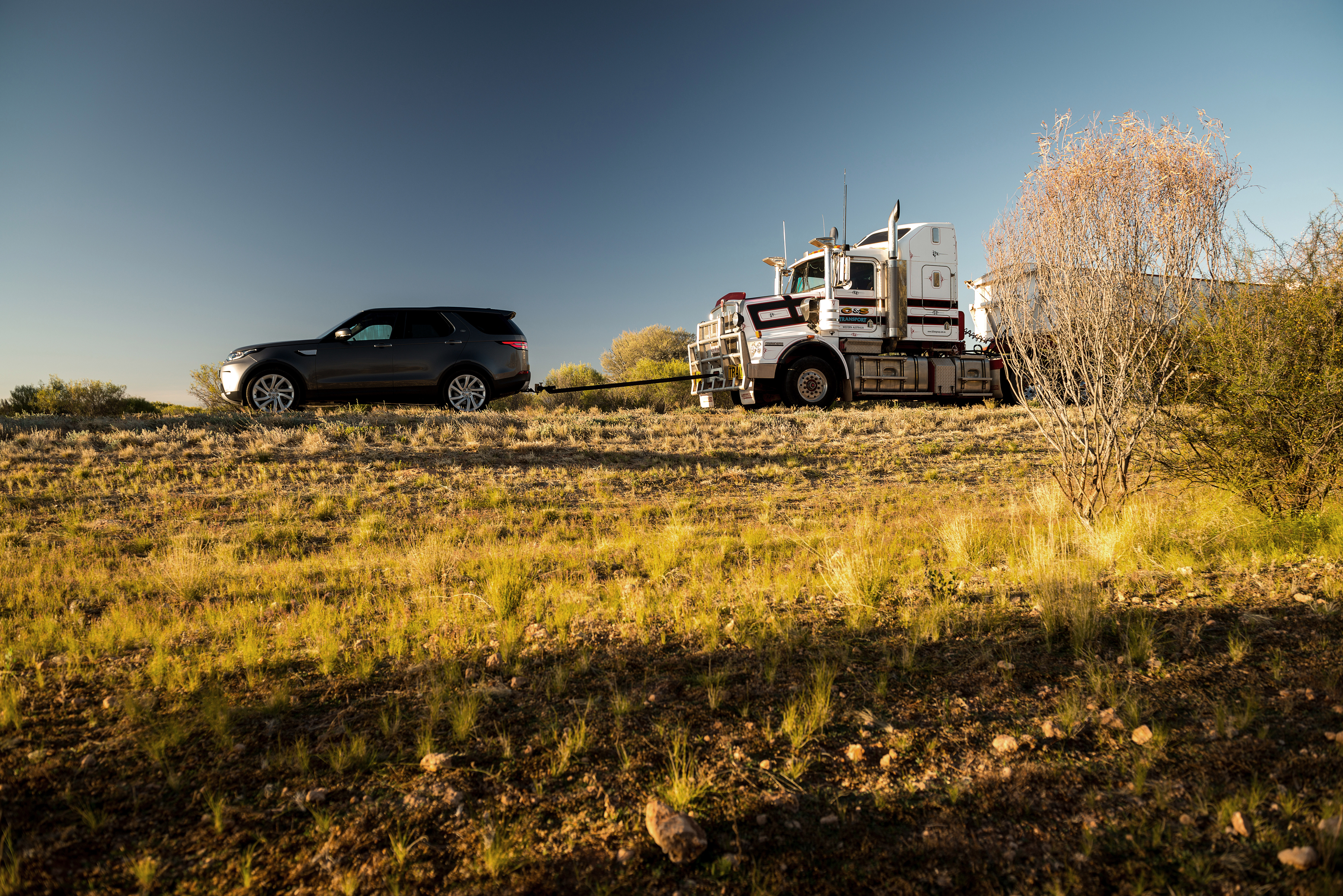LAND ROVER DISCOVERY TOWS 110-TONNE ROAD TRAIN ACROSS AUSTRALIAN ...