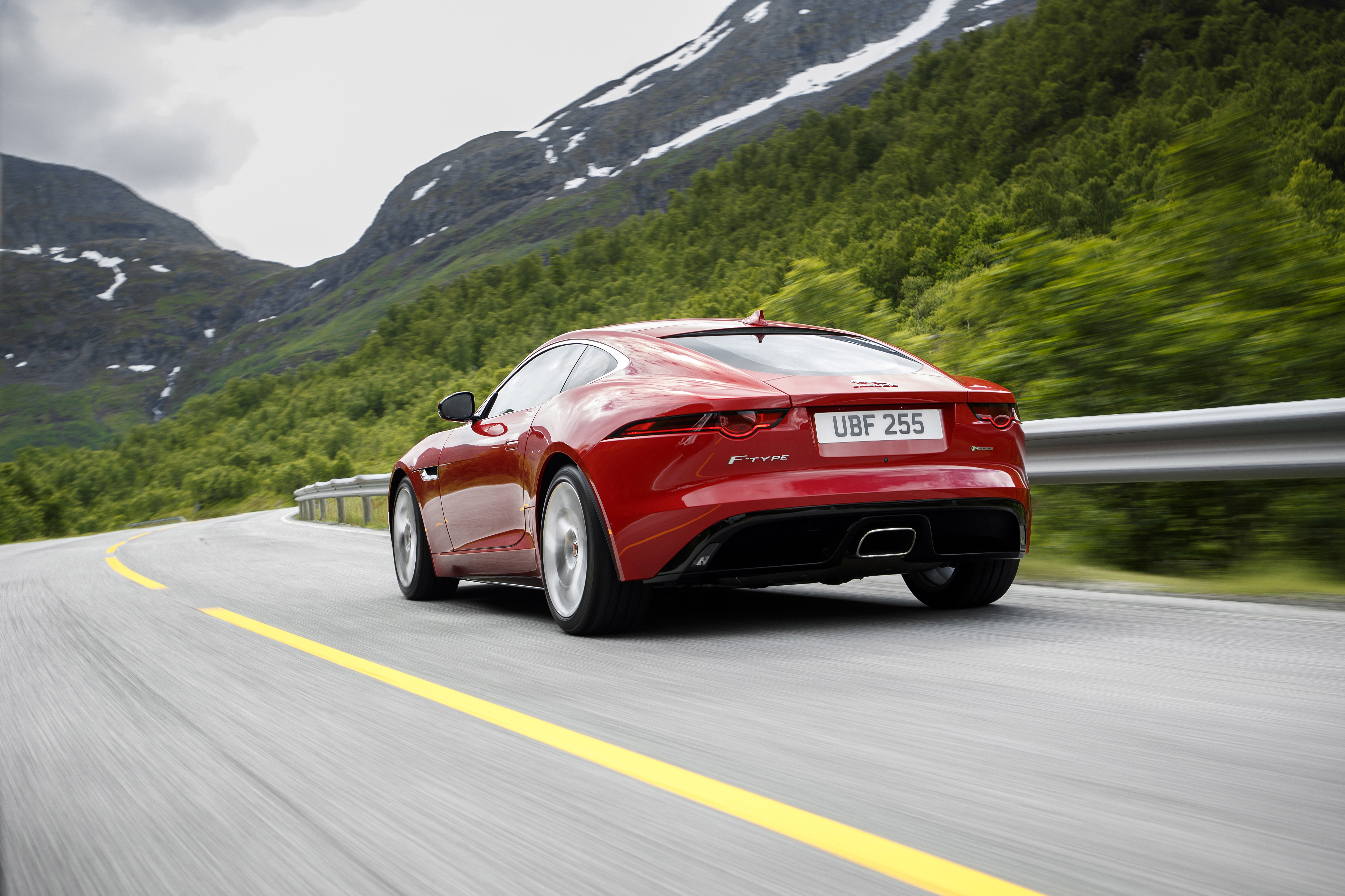 Downsizing in seiner schönsten Form: Der Jaguar F-TYPE P300* startet ...
