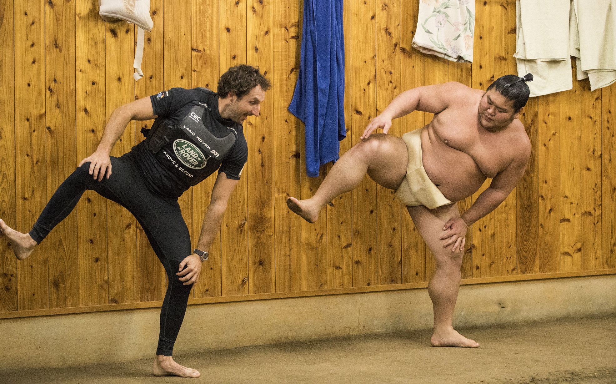LAND ROVER BAR MEET SUMO STARS IN FUKUOKA | JLR Media Newsroom