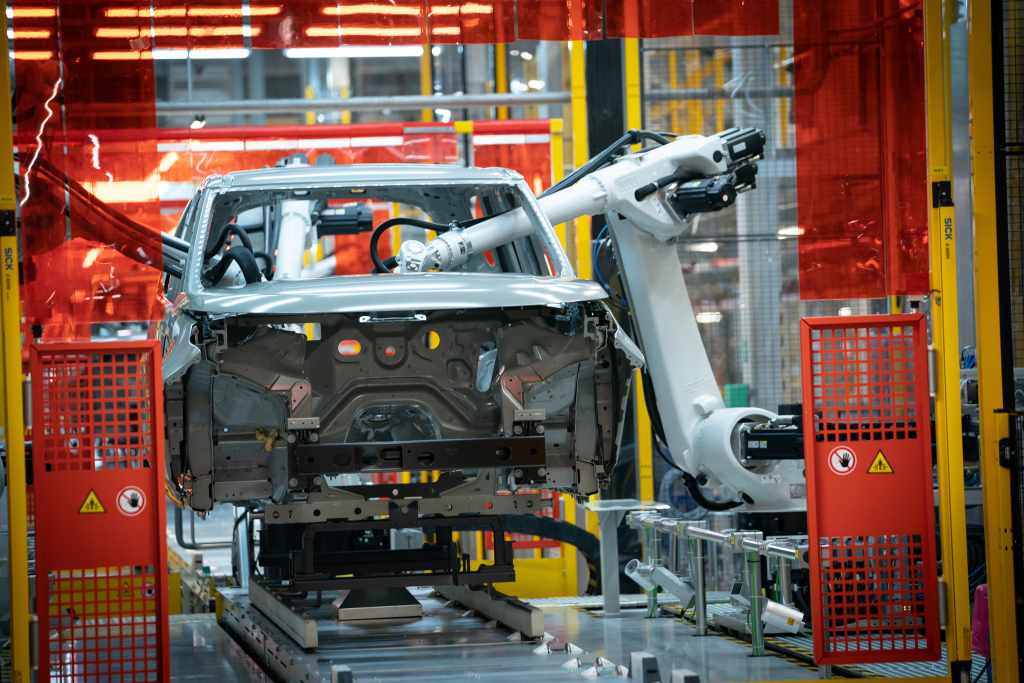 MANUFACTURING: THE NEW LAND ROVER DEFENDER | Land Rover Media Newsroom