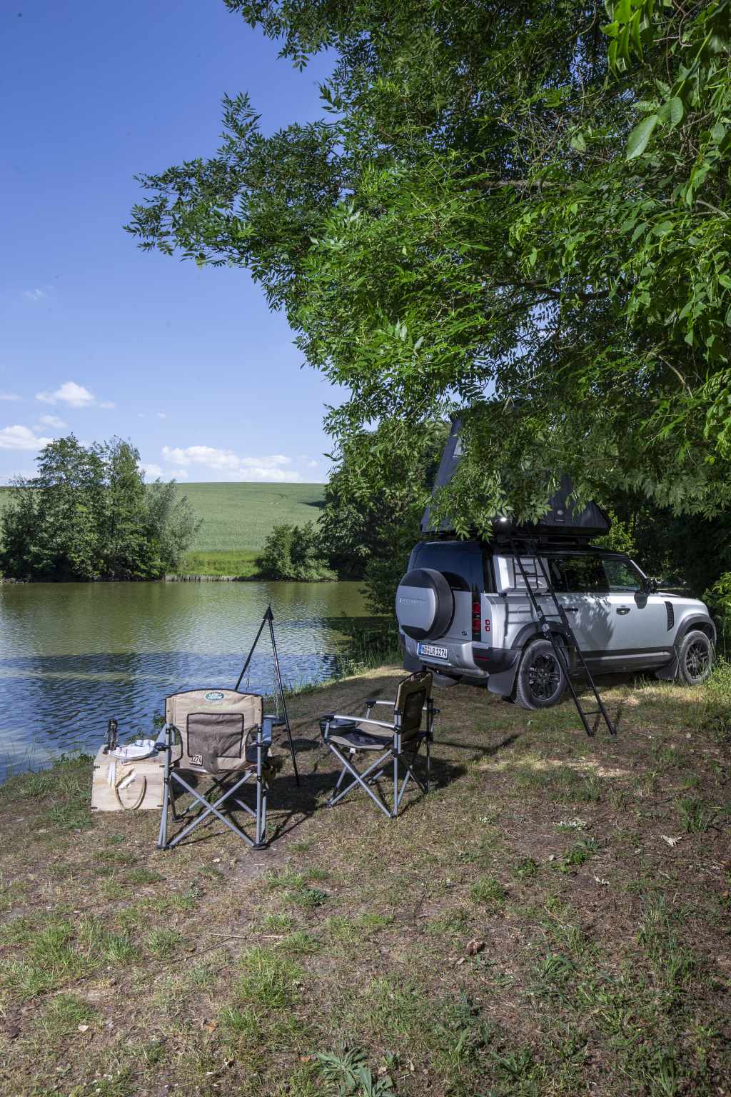 Land Rover bietet den neuen Defender mit Dachzelt für Roadtrips in ...