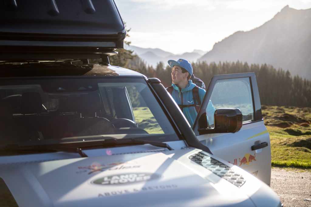 LAND ROVER DEFENDER SUPPORTS THE WORLD’S TOUGHEST ADVENTURE RACE | JLR ...