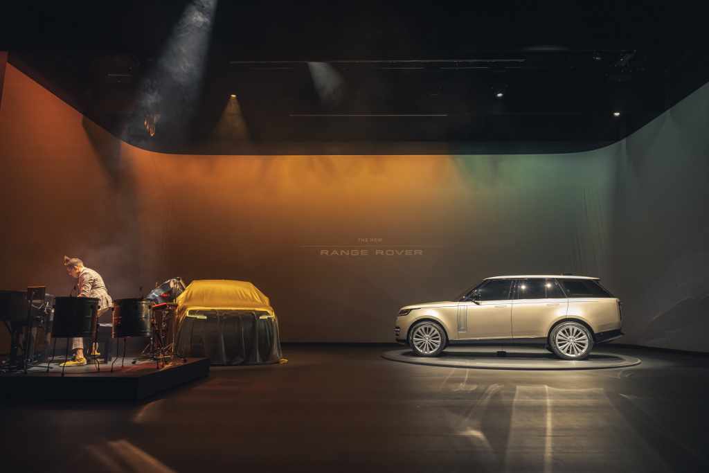 NEW RANGE ROVER WORLD PREMIERE - BREATHTAKING MODERNITY, PEERLESS ...