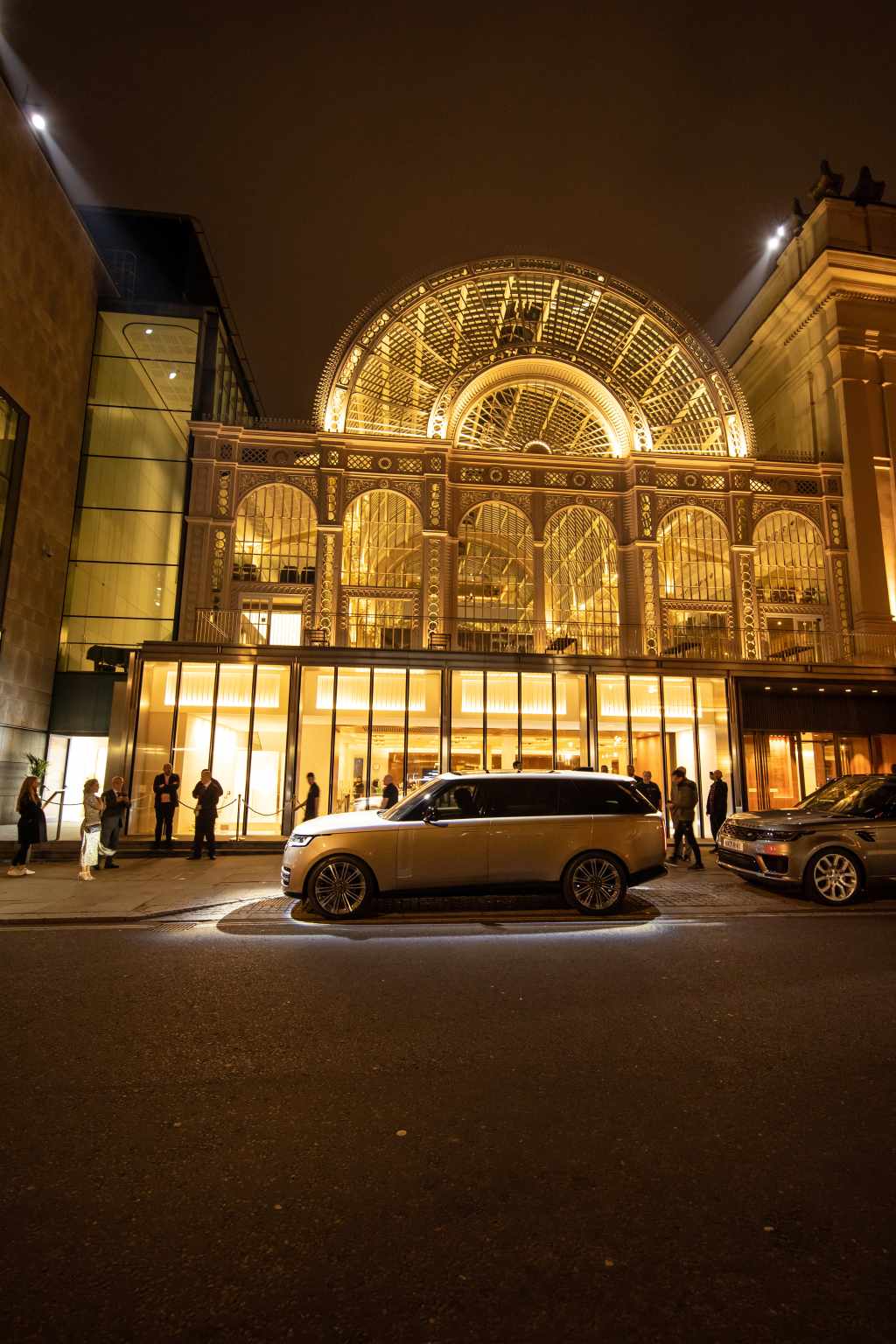 NEW RANGE ROVER WORLD PREMIERE - BREATHTAKING MODERNITY, PEERLESS ...