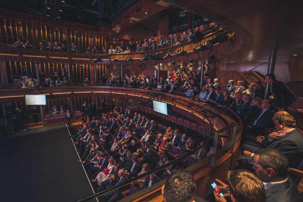 NEW RANGE ROVER WORLD PREMIERE - BREATHTAKING MODERNITY, PEERLESS ...