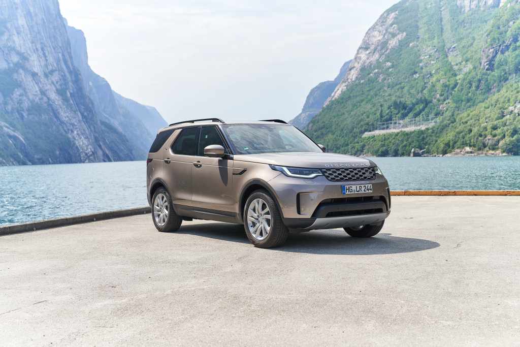 Land Rover Discovery D250 MY22 - Lantau Bronze | Land Rover Media Newsroom