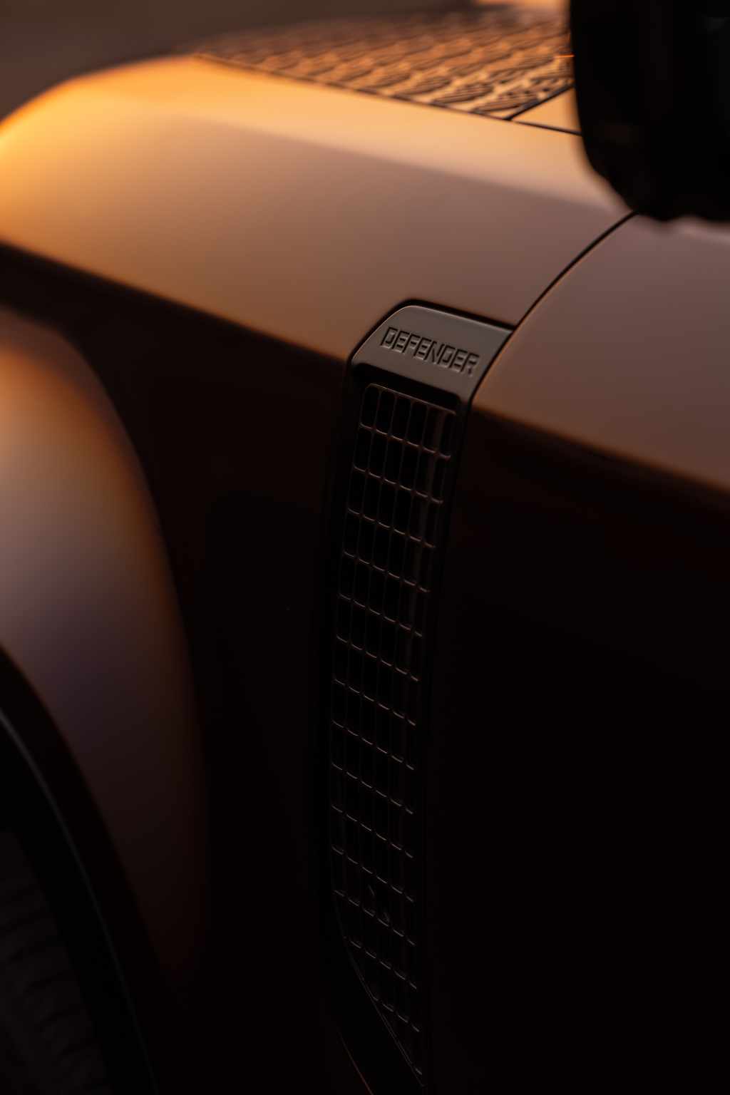 DEFENDER 130 SE P400 - SEDONA RED - LOCATION | Land Rover Media Newsroom