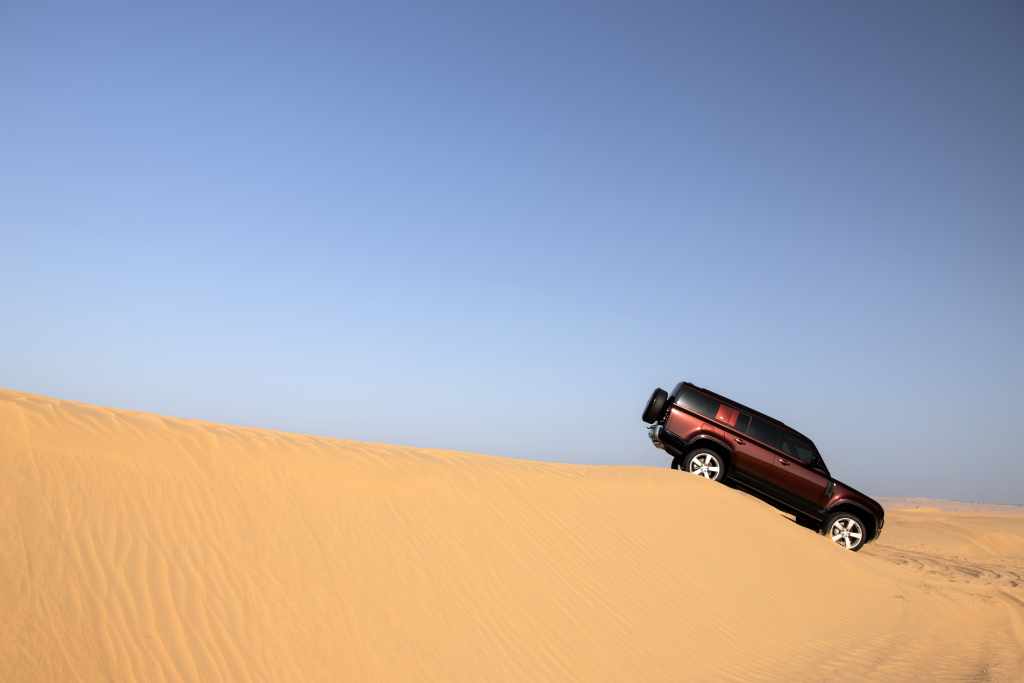 DEFENDER 130 SE P400 - SEDONA RED - DYNAMIC | Land Rover Media Newsroom