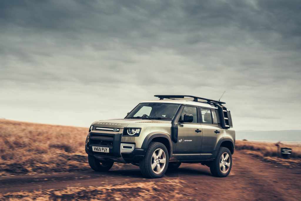 ‘Big Five’ Defenders support Tusk’s Lewa Safari Marathon | Land Rover ...