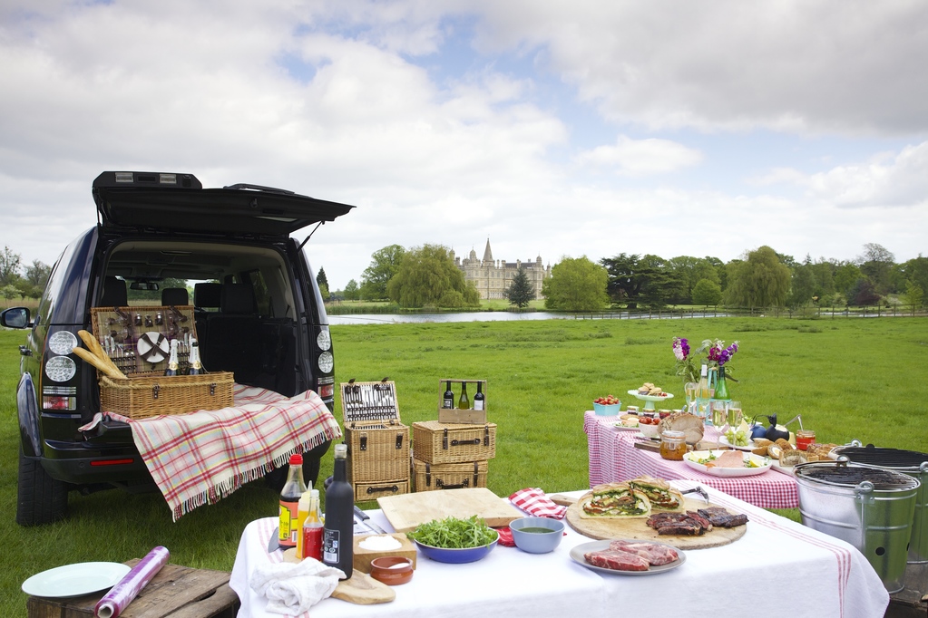 James Martin goes the extra mile for the perfect Land Rover tailgate ...