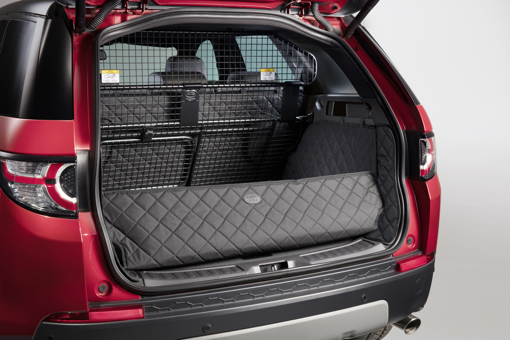 LAND ROVER ANNOUNCES DOG-FRIENDLY PET PACKS | JLR Media Newsroom