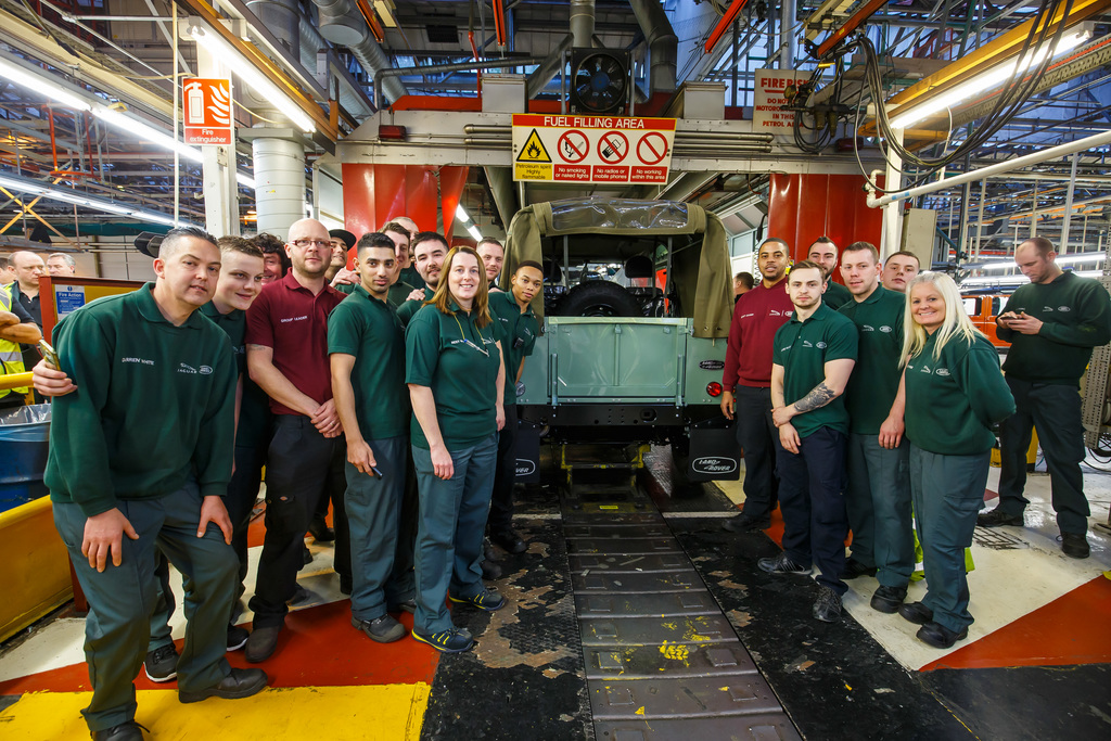 Celebrating the Legend: Last Of The Current Land Rover Defenders Is ...