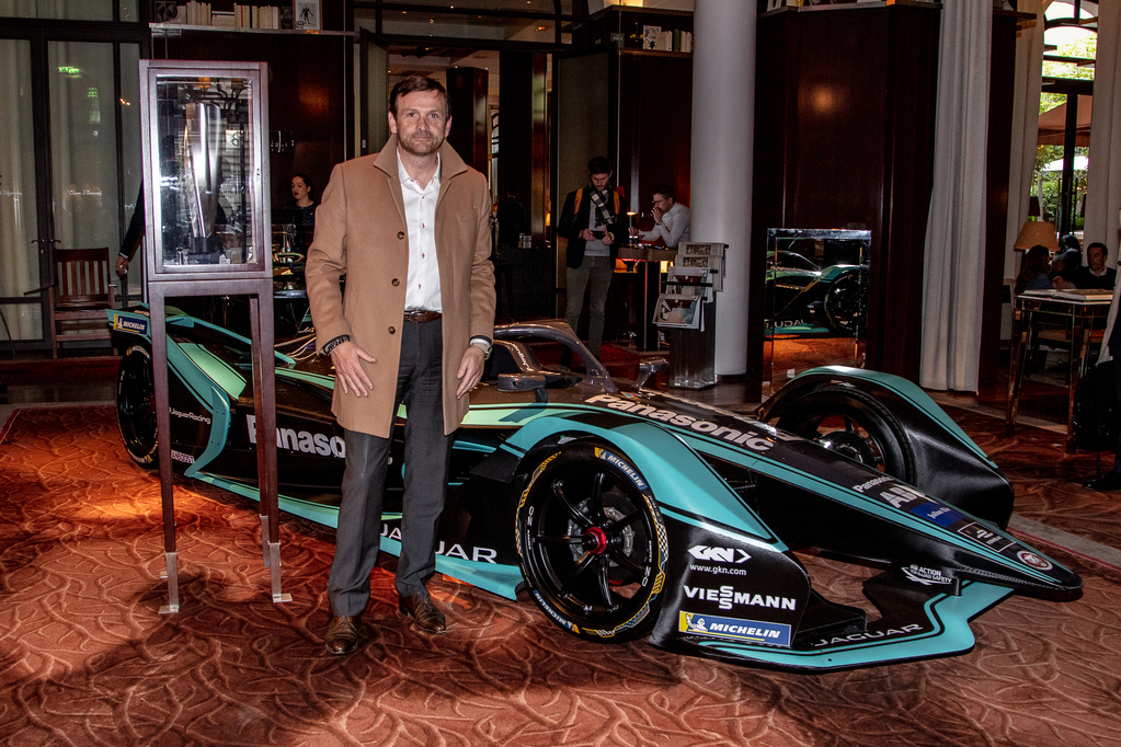 LES PILOTES DU TEAM JAGUAR PANASONIC RACING TESTENT À LA DÉFENSE LA ...