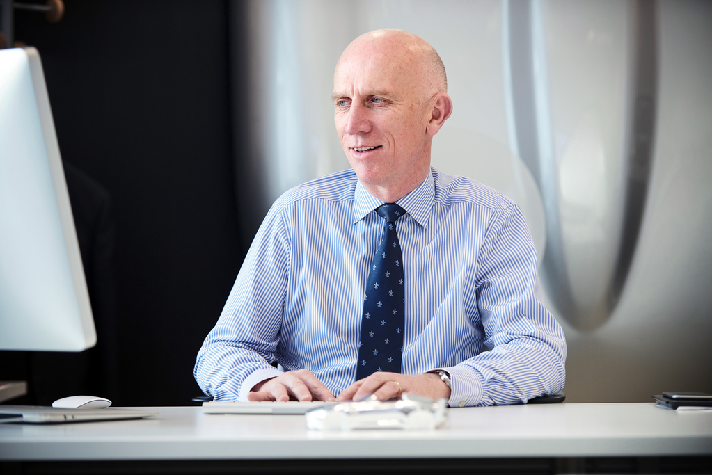 MICHAEL VAN DER SANDE RELEVA A JOHN EDWARDS AL FRENTE DE SPECIAL ...