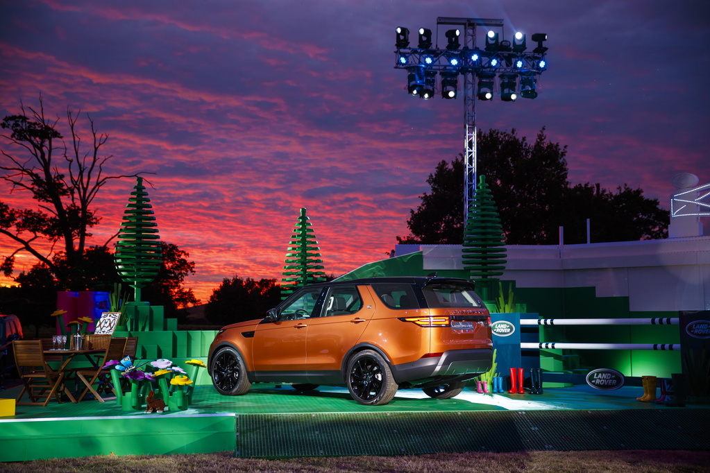 FOLLOW THE LAND ROVER BRICK ROAD - NEW DISCOVERY MAKES DEBUT ON GIANT ...