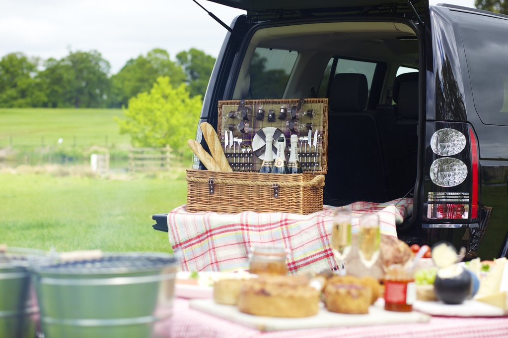 James Martin goes the extra mile for the perfect Land Rover tailgate ...