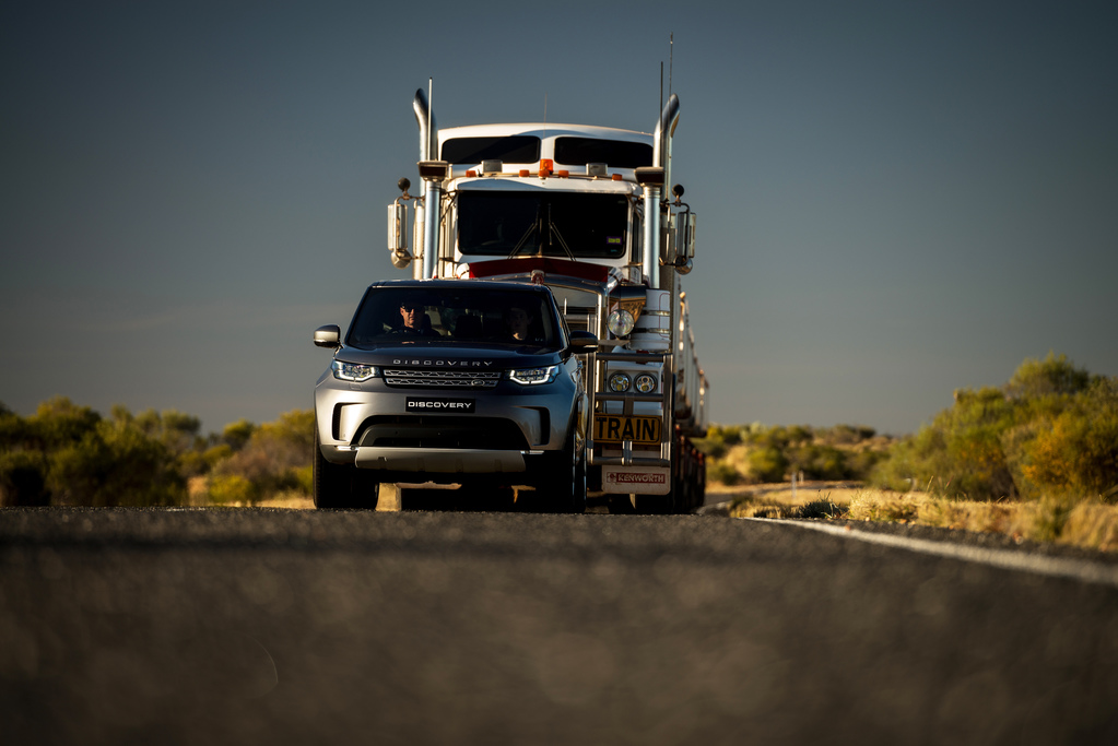 LE LAND ROVER DISCOVERY TRACTE UN TRAIN ROUTIER DE 110 TONNES DANS L ...