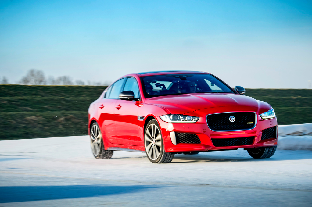 NEW XE 300 SPORT EDITION WINS GRIPPING ICE RACE | Jaguar Media Newsroom