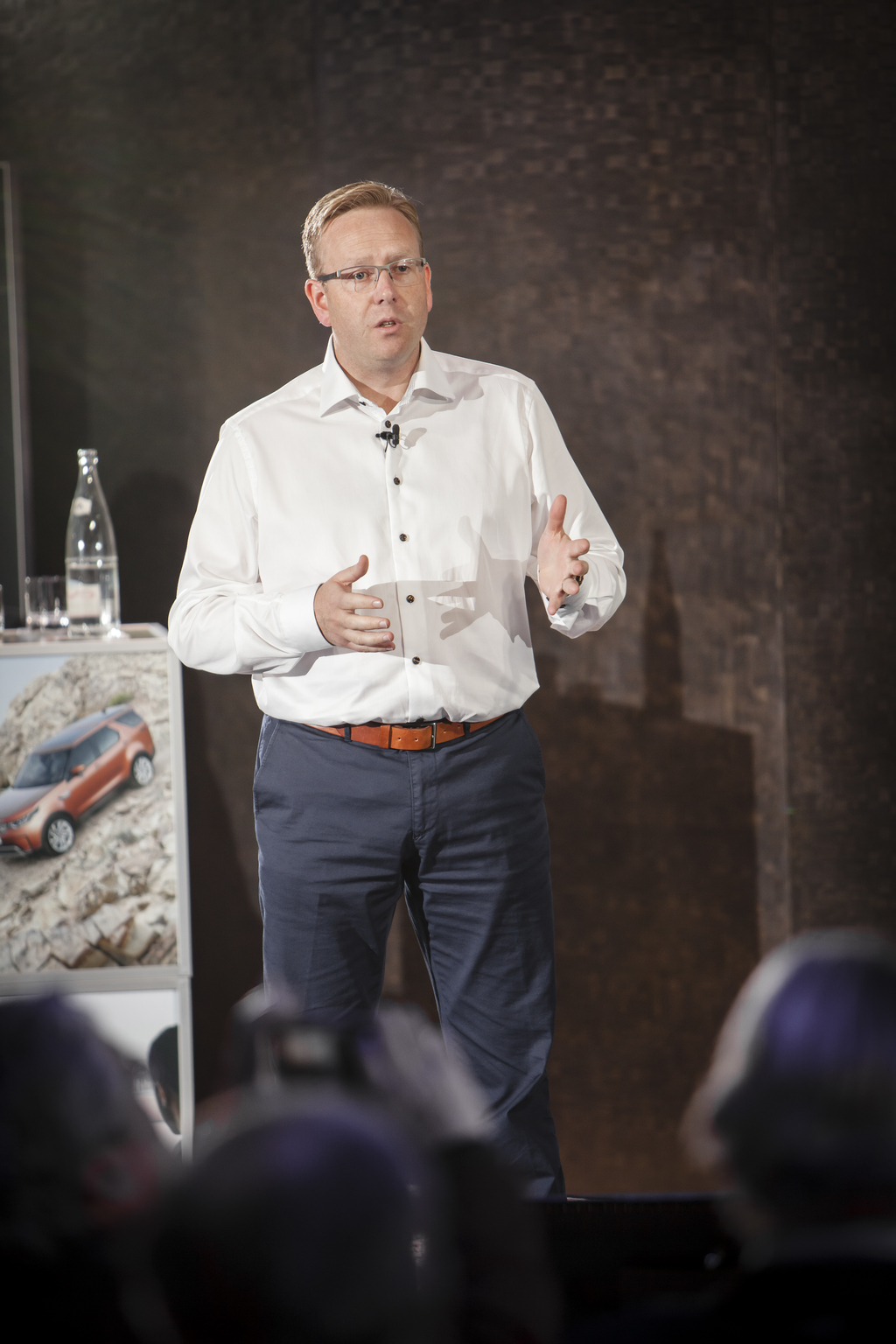 LAND ROVER REVEALS NEW DISCOVERY - PEOPLE | JLR Media Newsroom