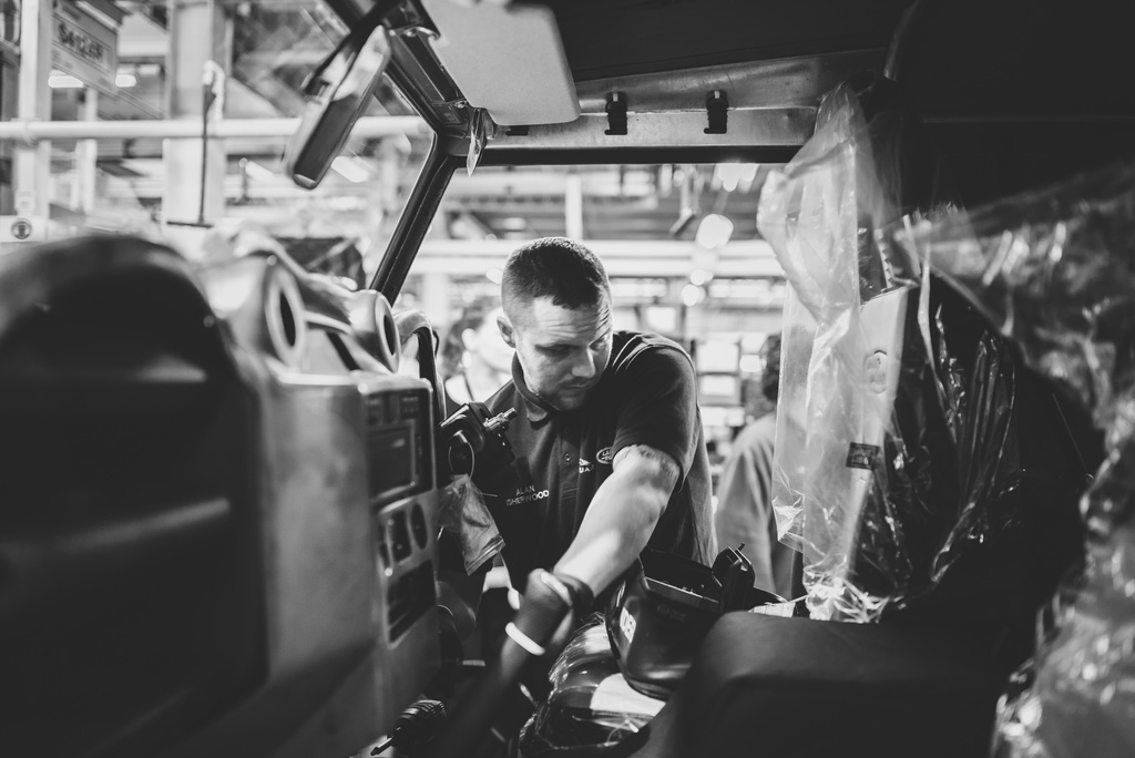 Celebrating the Legend: Last Of The Current Land Rover Defenders Is ...