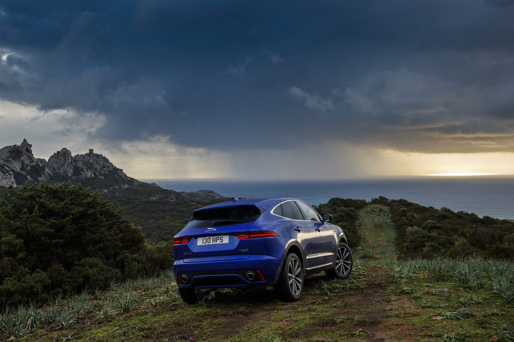 Der neue Jaguar E-PACE (Caesium Blue) | Jaguar Media Newsroom