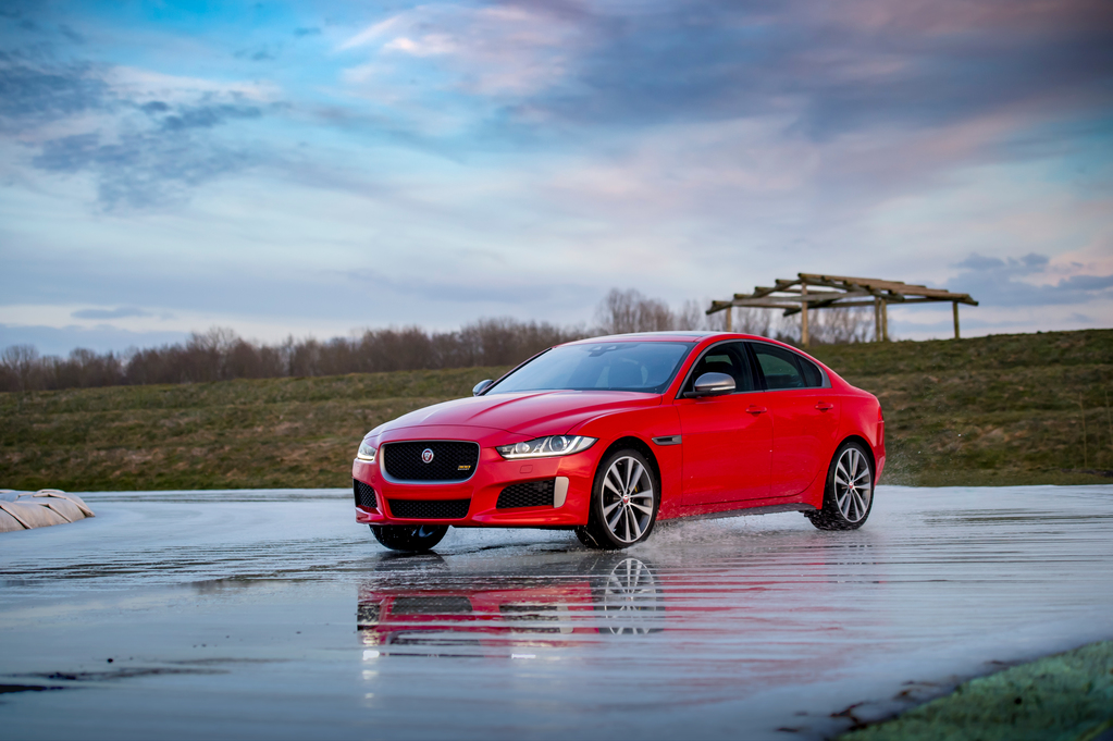 NEW XE 300 SPORT EDITION WINS GRIPPING ICE RACE | Jaguar Media Newsroom