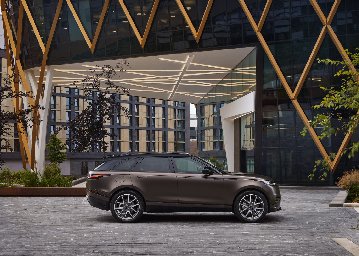 ELEGANCE AND WELLBEING: MORE CHOICES FOR RANGE ROVER VELAR | JLR Media ...