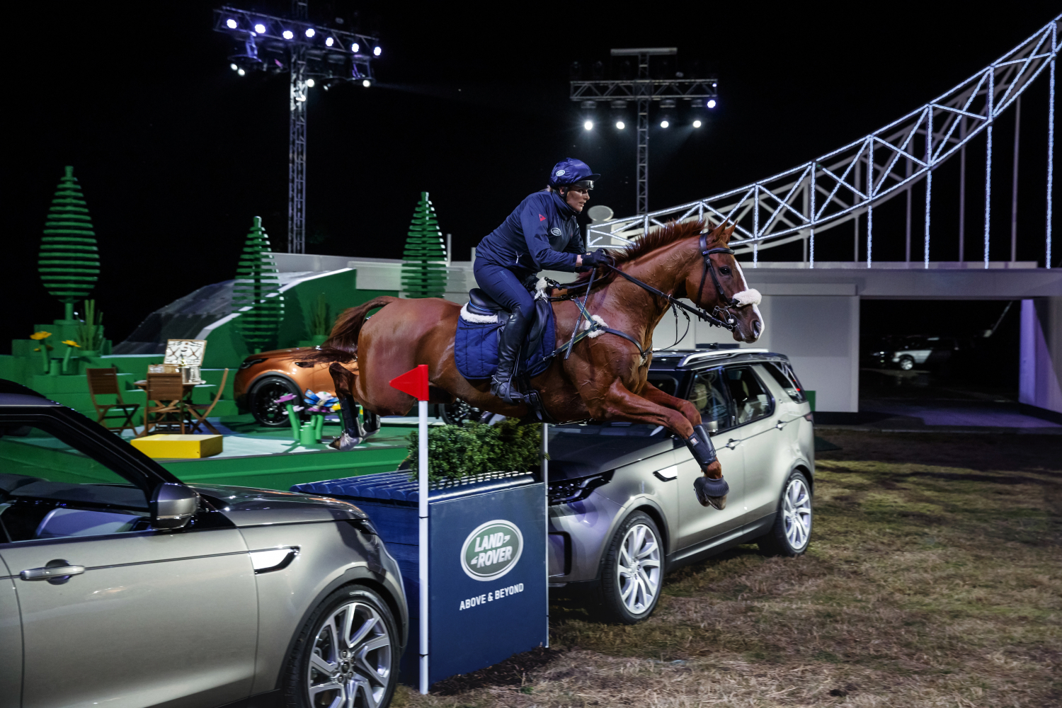 FOLLOW THE LAND ROVER BRICK ROAD - NEW DISCOVERY MAKES DEBUT ON GIANT ...