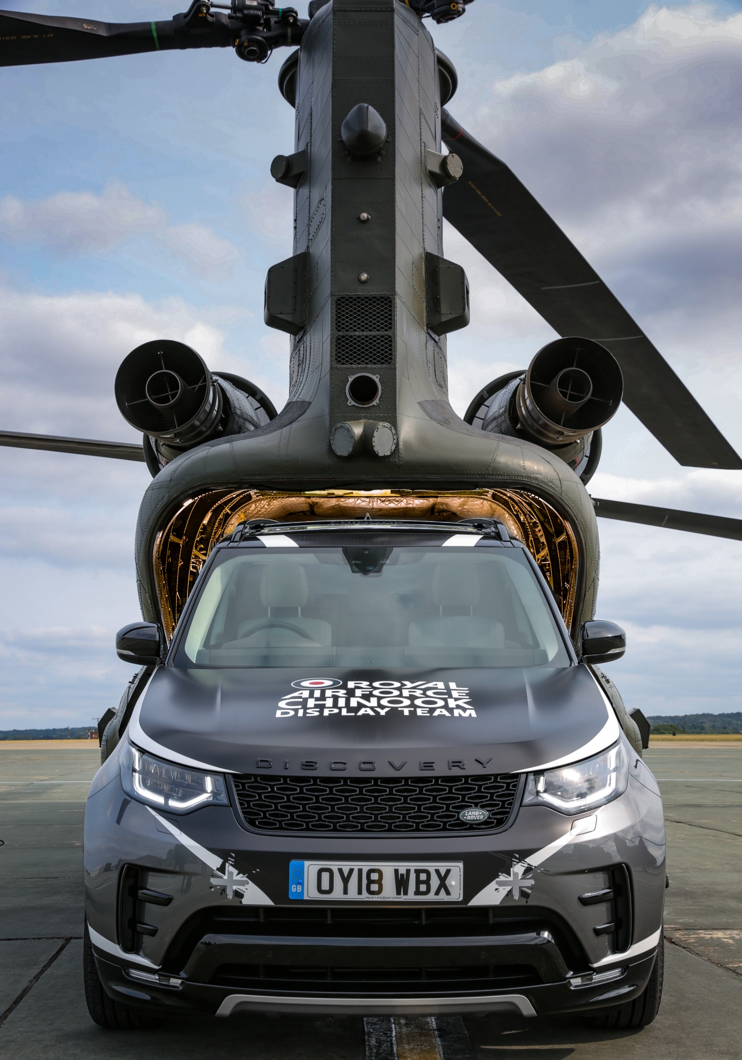 LAND ROVER PARTNERS WITH RAF CHINOOK DISPLAY TEAM | Land Rover Media ...