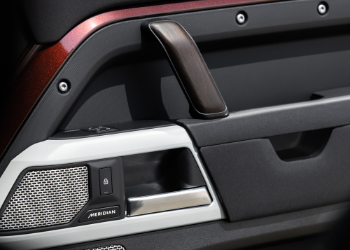 DEFENDER 130 SE P400 - SEDONA RED - LOCATION | Land Rover Media Newsroom