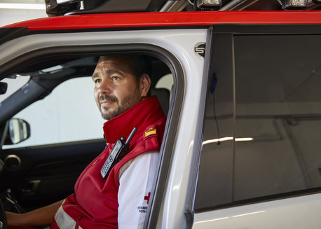 Behind The Scenes: Discovery Red Cross Emergency Response Vehicle | JLR ...