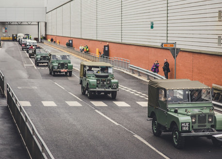 HISTORISCHER MOMENT IN SOLIHULL: DER LETZTE LAND ROVER DEFENDER ...