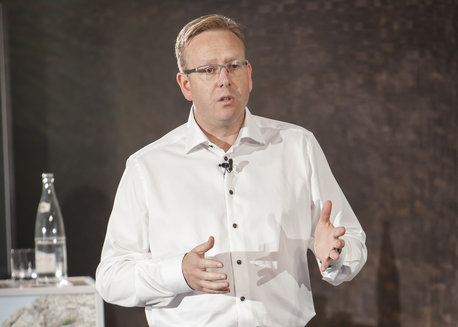 LAND ROVER REVEALS NEW DISCOVERY - PEOPLE | JLR Media Newsroom